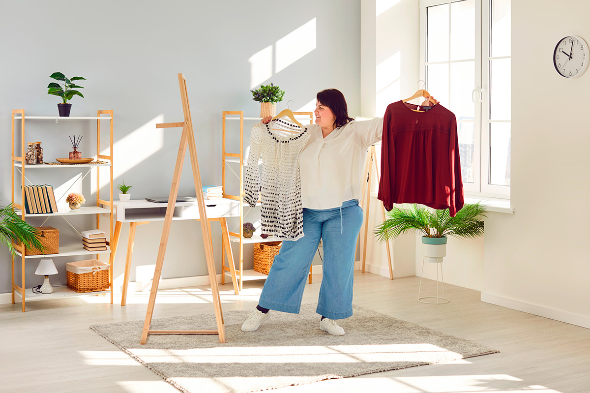 Hacer decluttering con la percha invertida - Indomio News